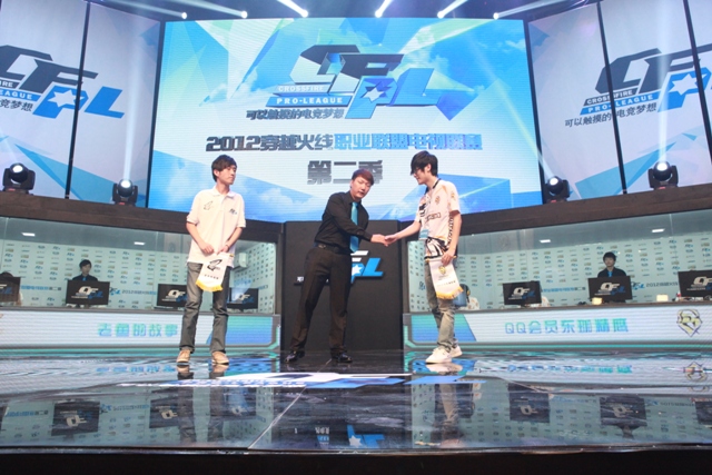 CFPL S2揭幕战双方交换队旗_穿越火线_17173.com中国游戏门户站