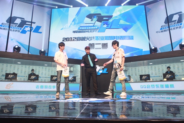 CFPL S2揭幕战双方交换队旗_穿越火线_17173.com中国游戏门户站