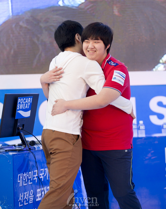 SKT T1举办见面会 faker与粉丝一起玩游戏_17173英雄联盟专区_中国游戏第一门户站